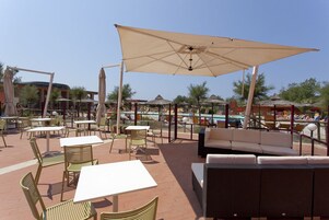 Bar à beira da piscina