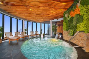 Piscina interior, espreguiçadeiras 