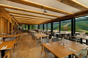 Pequenos-almoços, almoços, jantares servidos, cozinha regional 