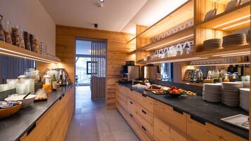 Pequeno-almoço tipo buffet diário (12 EUR por pessoa)