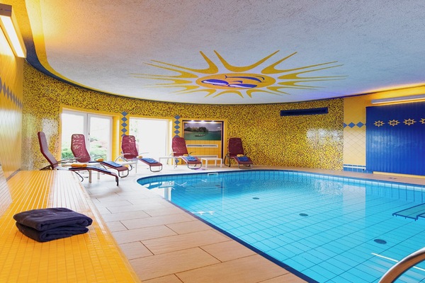 Piscina interior, 3 piscinas exteriores, guarda-sóis, espreguiçadeiras