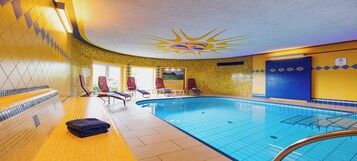 Piscina interna, 3 piscinas externas, guarda-sóis, espreguiçadeiras