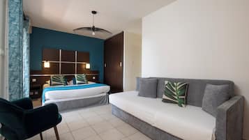 Quarto quádruplo família | Roupas de cama premium, escrivaninha, quartos à prova de som