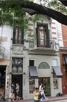Um edifício com uma loja no andar térreo e um restaurante no andar superior.