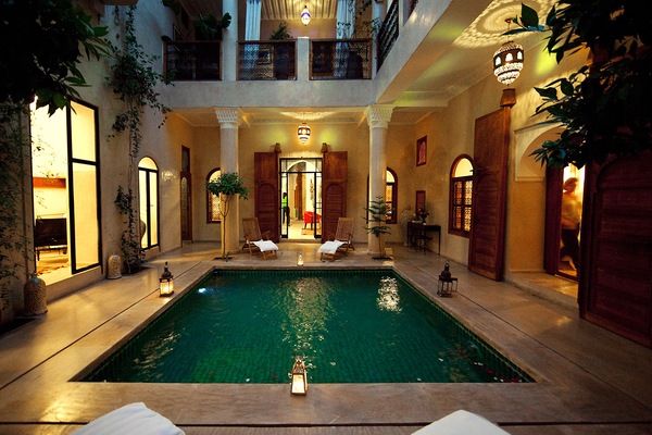 Piscina externa, espreguiçadeiras
