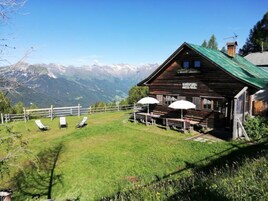 Cabana básico, vista para a montanha | Área de estar | TV de tela plana 40 polegadas com canais via satélite, TV, brinquedos