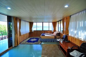 Minibar grátis, cofre no quarto, secretária, camas desdobráveis 