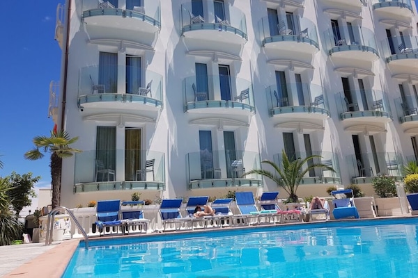 Piscina exterior sazonal