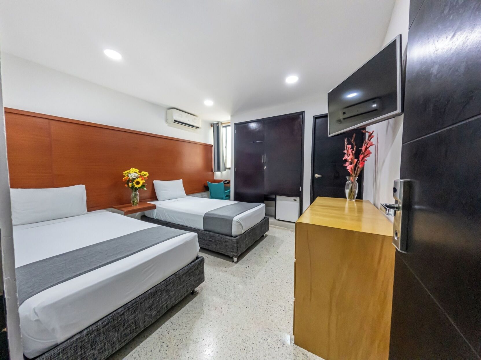 Roupa de alta qualidade, cofre no quarto, secretária 