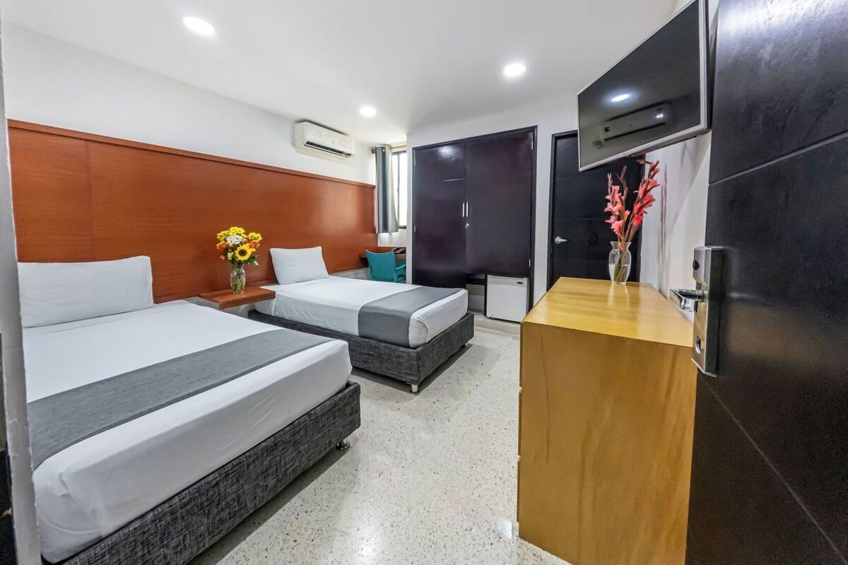 Roupa de alta qualidade, cofre no quarto, secretária 