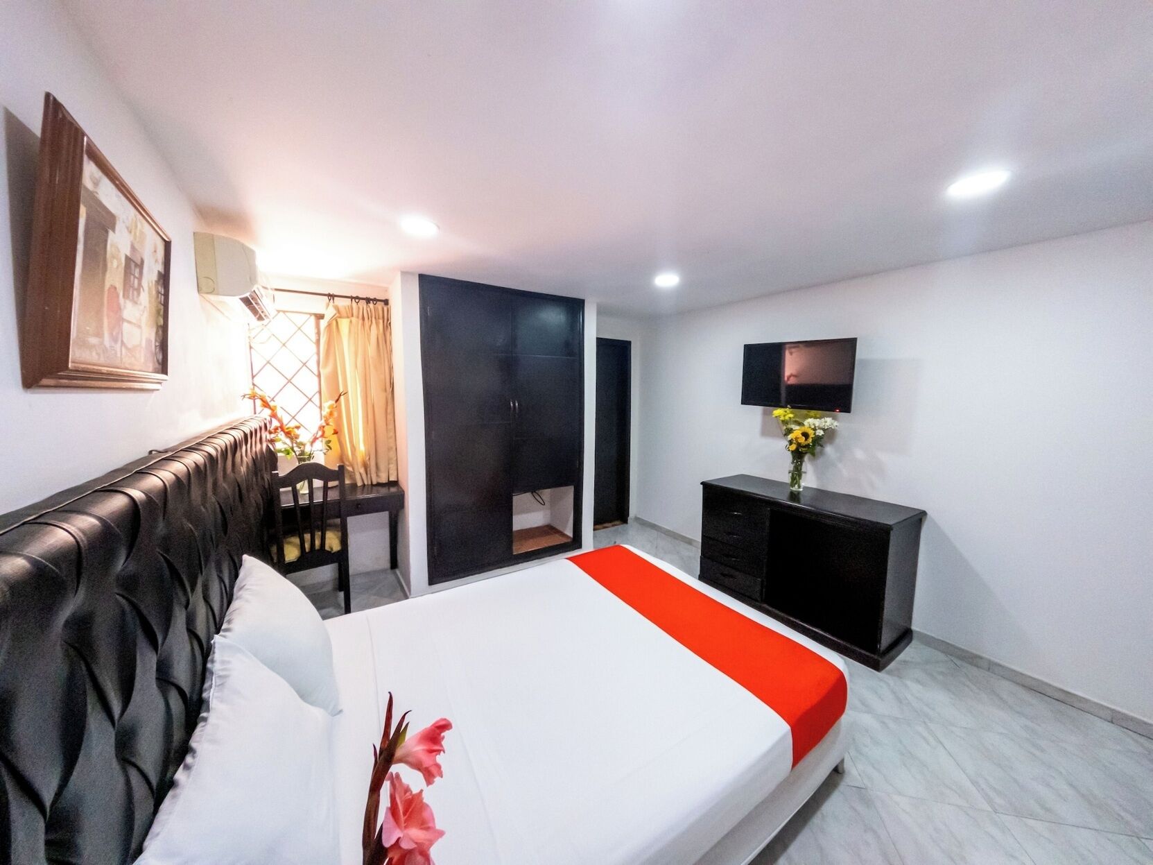 Roupa de alta qualidade, cofre no quarto, secretária 