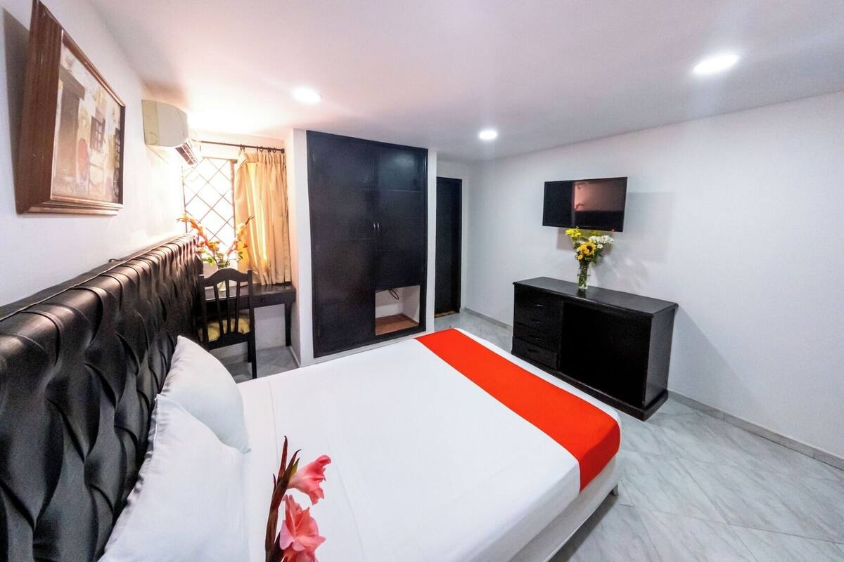 Roupa de alta qualidade, cofre no quarto, secretária 