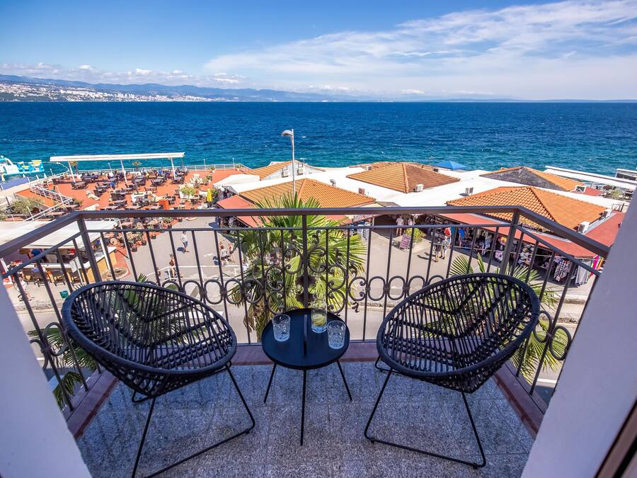 Quarto casal superior, sacada, vista para o mar | Frigobar, cofres nos quartos, escrivaninha