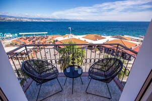 Quarto casal superior, sacada, vista para o mar | Frigobar, cofres nos quartos, escrivaninha