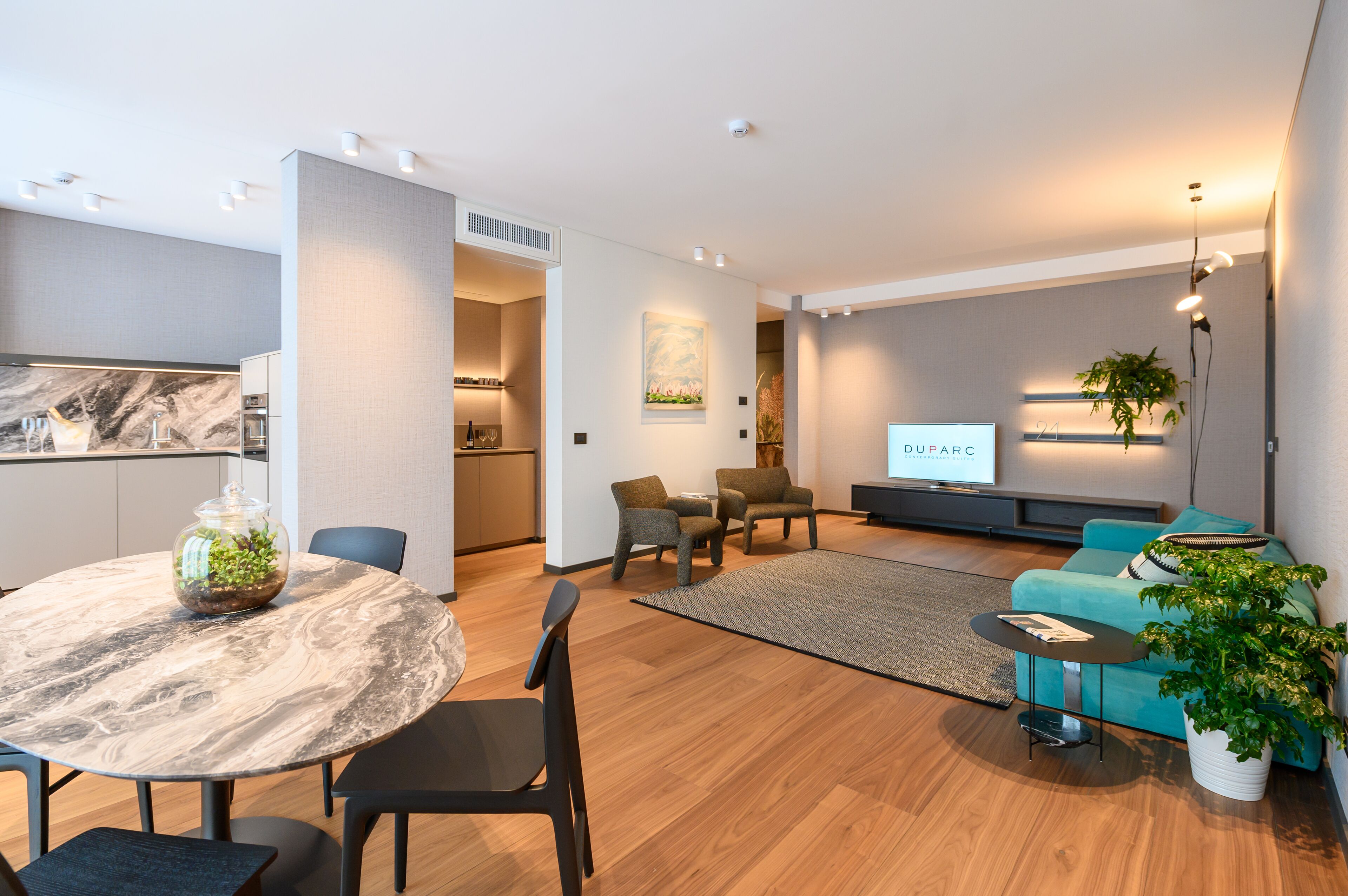 Suite de Luxo, 2 quartos | Sala de estar | Smart TV de 49 polegadas com canais via satélite, televisor 