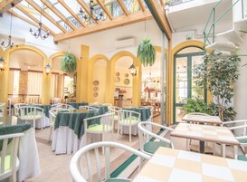 Café da manhã com buffet grátis todos os dias