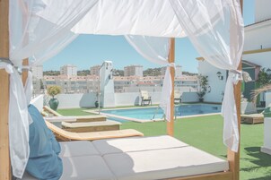 Piscina externa, funciona das 8h às 20h, espreguiçadeiras