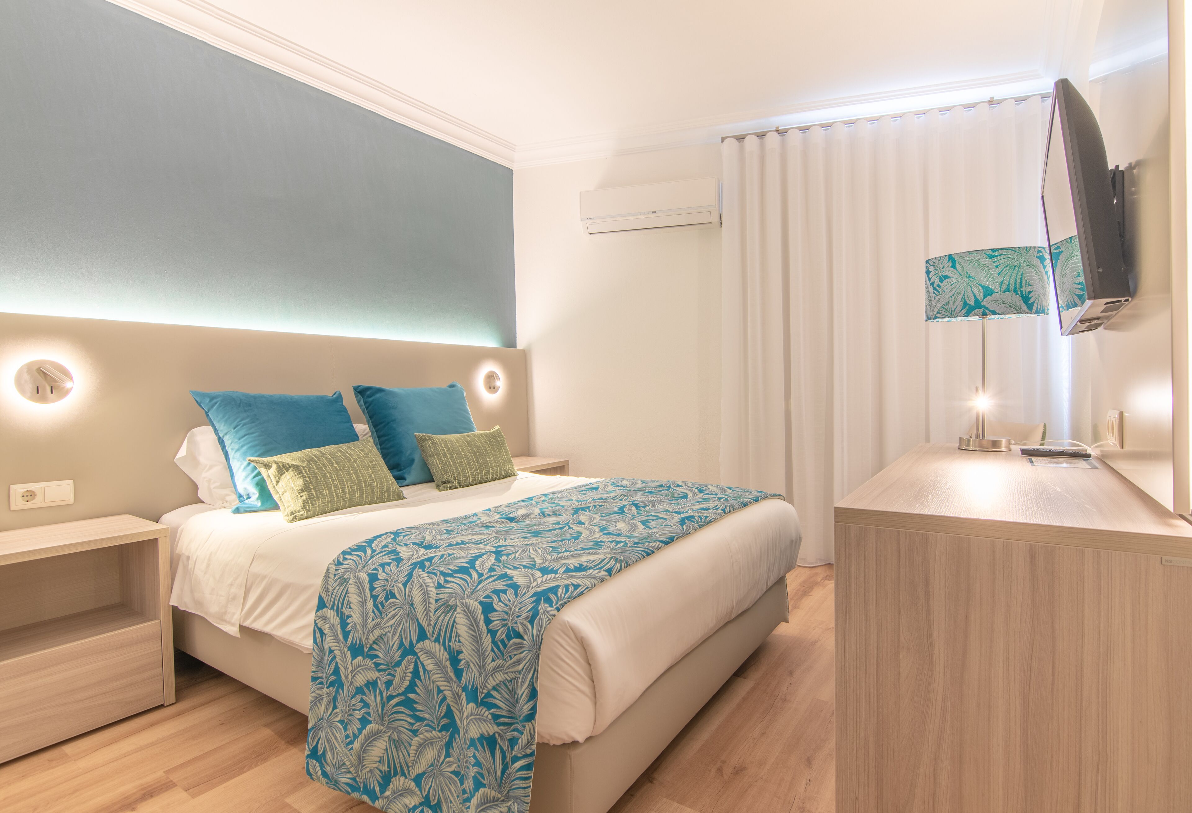 Quarto solteiro | Roupas de cama premium, frigobar, cofres nos quartos, escrivaninha