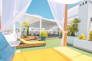 Piscina externa, funciona das 8h às 20h, espreguiçadeiras