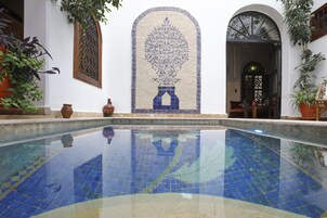 Piscina exterior, da(s) 9:30 à(s) 19:00, espreguiçadeiras 