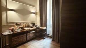 Uma cozinha moderna com bancada de madeira, eletrodomésticos embutidos e uma janela grande com cortinas.