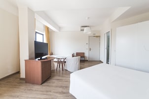 Minibar, cofre no quarto, secretária, berços/camas para crianças 