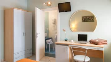 Quarto Standard, 1 cama de casal | Minibar, secretária, quartos insonorizados, ferro/tábua de engomar