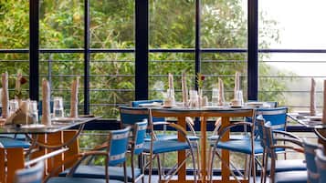 Café da manhã, almoço e jantar; culinária internacional
