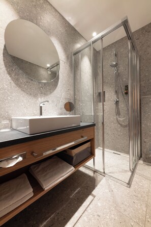 Quarto casal exclusivo, sacada | Banheiro | Secador de cabelo, sabonete, shampoo, papel higiênico