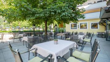 Terraço com espreguiçadeiras