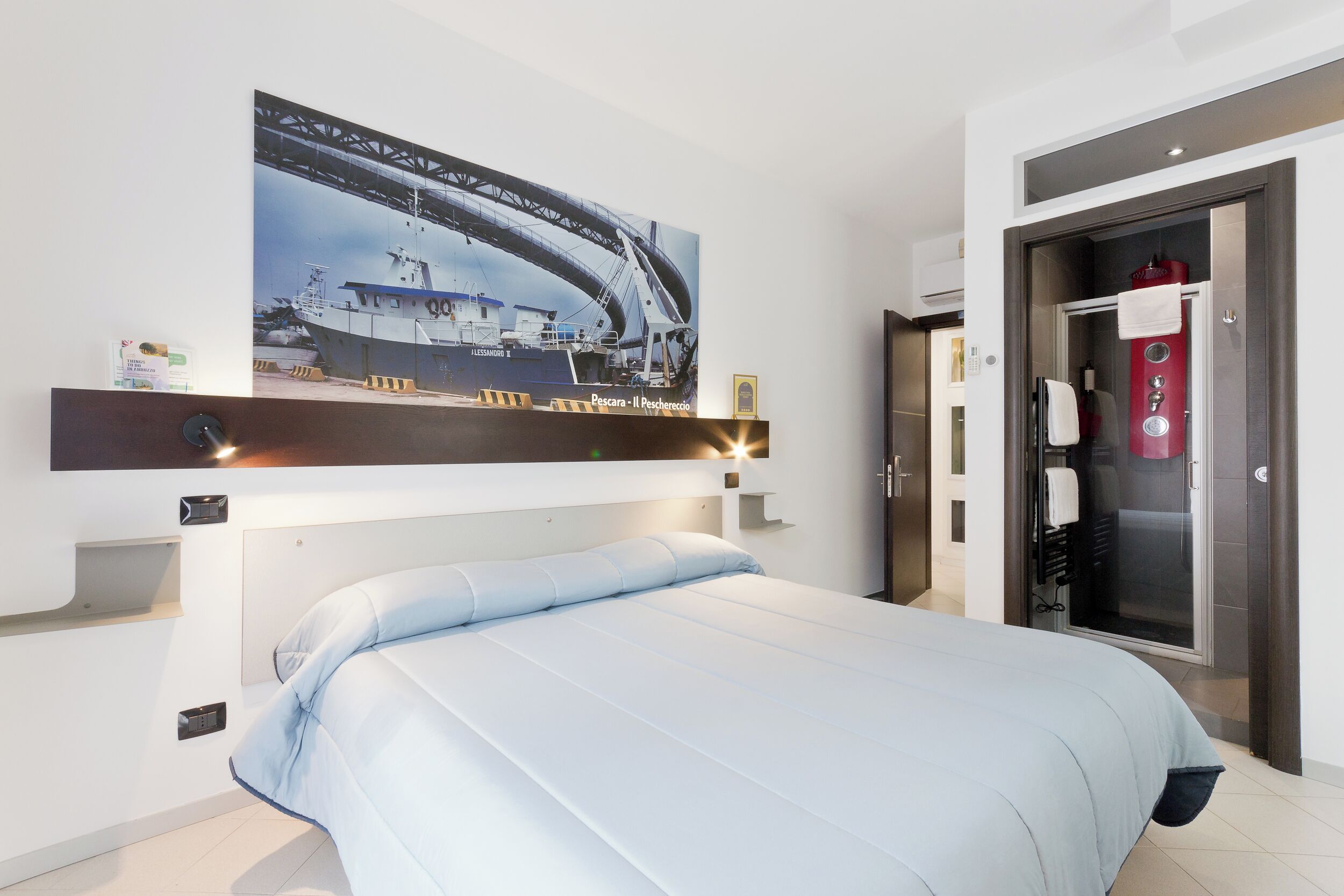 Quarto Comfort | Minibar, cofre no quarto, com decoração personalizada 