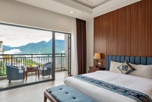 Minibar, cofre no quarto, secretária 