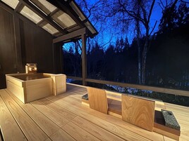 Um polibã e uma banheira separados, artigos de higiene pessoal grátis 