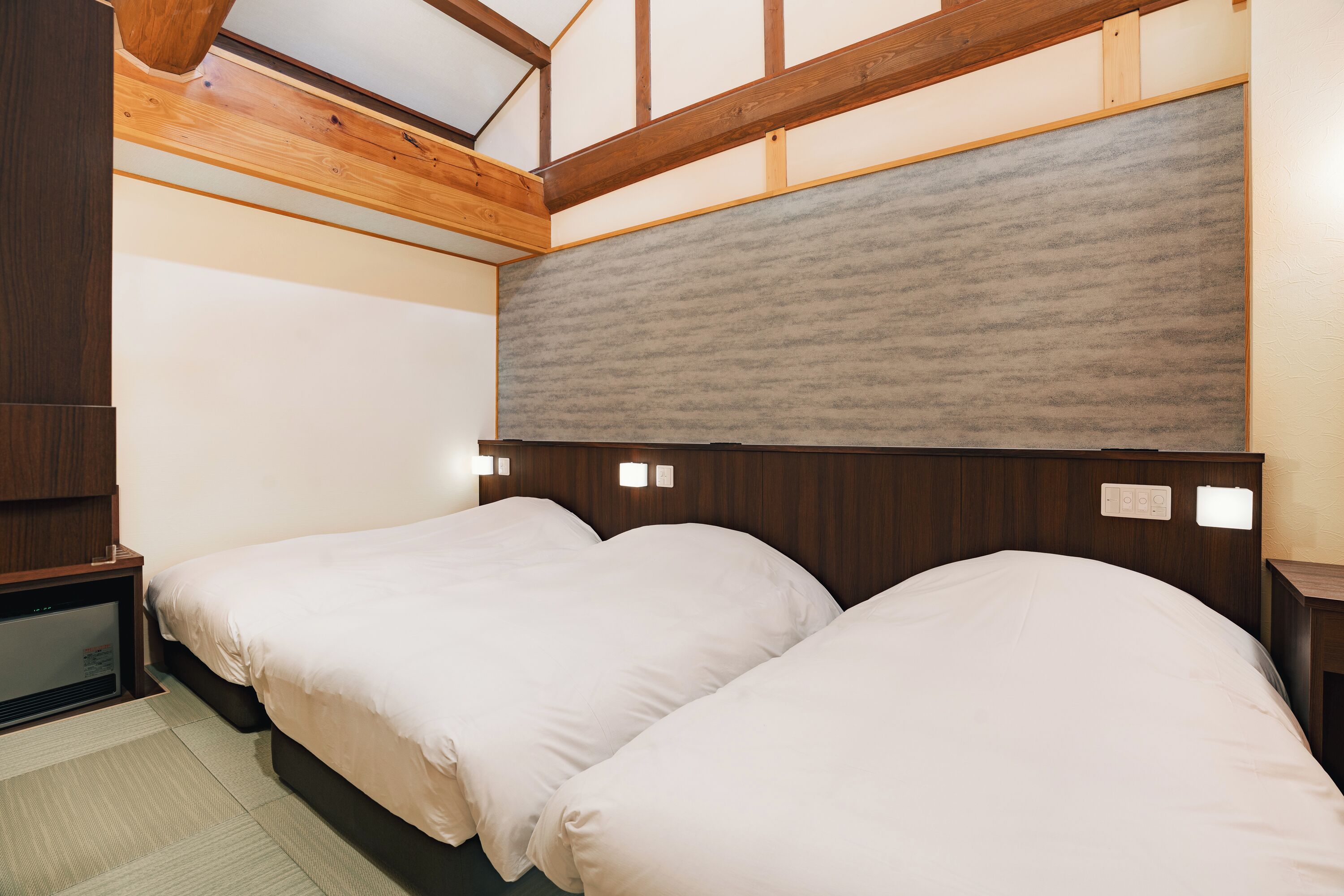 Quarto Deluxe, várias camas, não fumadores (Adult only Renewal) | Casa de banho | Um polibã e uma banheira separados, artigos de higiene pessoal grátis 