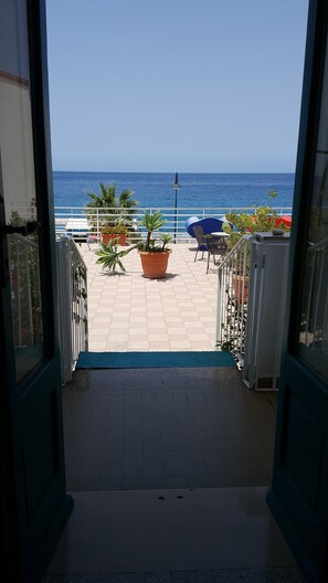 Quarto Triplo, vista para o mar | Minibar, secretária, Wi-fi grátis 