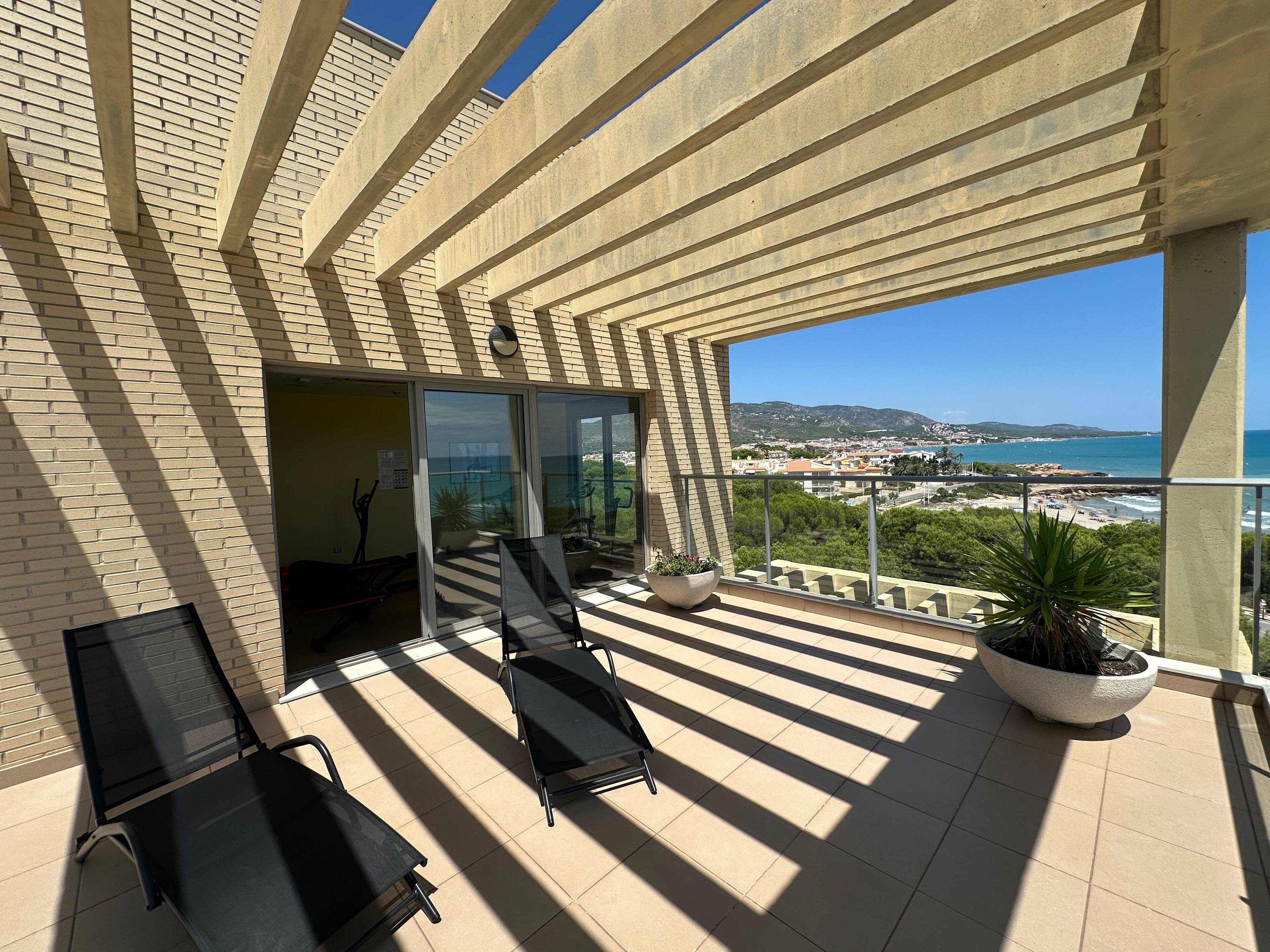 Terraço com espreguiçadeiras