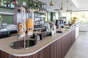 Café da manhã com buffet grátis todos os dias