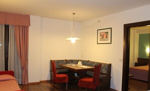 Quarto família (5 Pax) | Área de estar | TV de tela plana