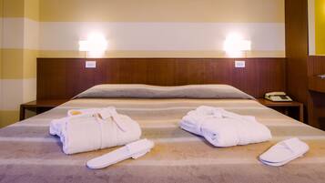 Quarto casal superior | Cofres nos quartos, escrivaninha, Wi-Fi de cortesia, roupa de cama