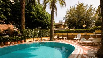 Piscina externa sazonal, piscina infinita, espreguiçadeiras