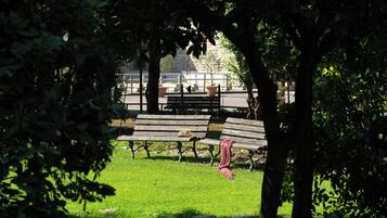 Um parque com bancos e plantas em vasos.
