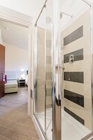 Quarto triplo | Banheiro | Chuveiro, produtos de toalete grátis, secador de cabelo 