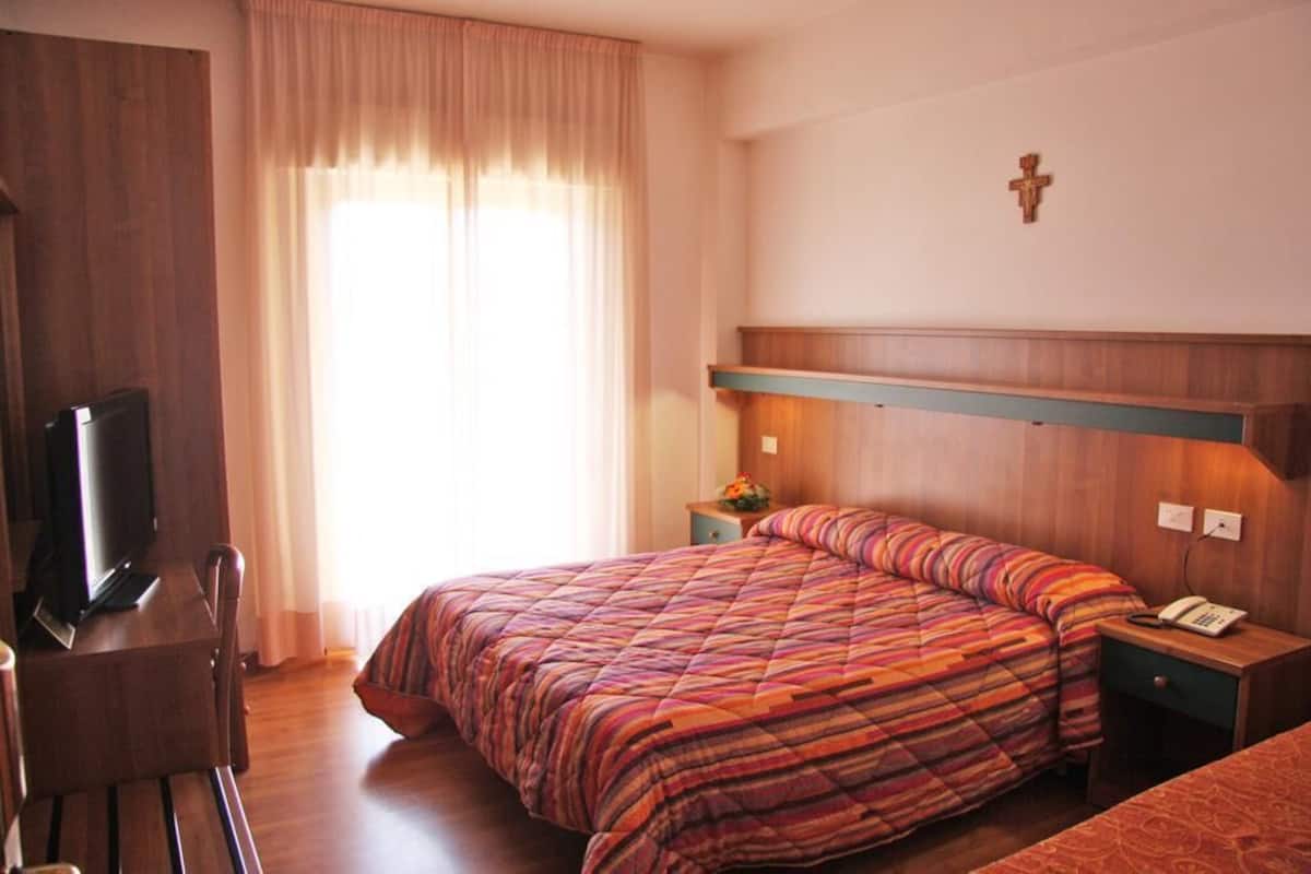 Frigobar, cofres nos quartos, escrivaninha, quartos à prova de som