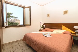 Minibar, cofre no quarto, secretária, quartos insonorizados