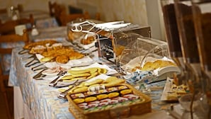 Uma mesa de buffet com diversos alimentos e utensílios.