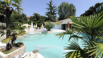 Piscina interior, piscina exterior, espreguiçadeiras