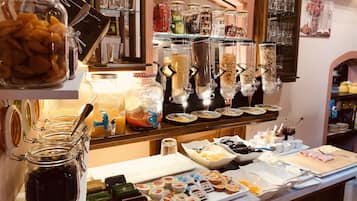 Pequeno-almoço tipo buffet diário (6 EUR por pessoa)