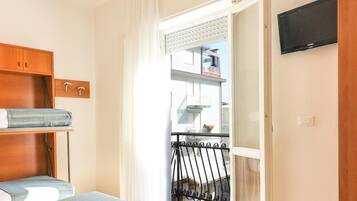 Cofres nos quartos, escrivaninha, Wi-Fi de cortesia, roupa de cama