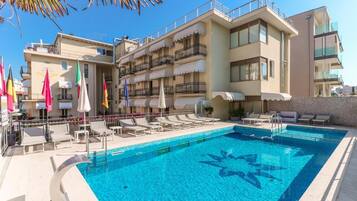 Piscina externa sazonal, guarda-sóis, espreguiçadeiras