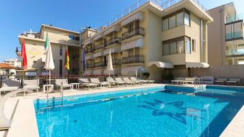 Piscina externa sazonal, guarda-sóis, espreguiçadeiras